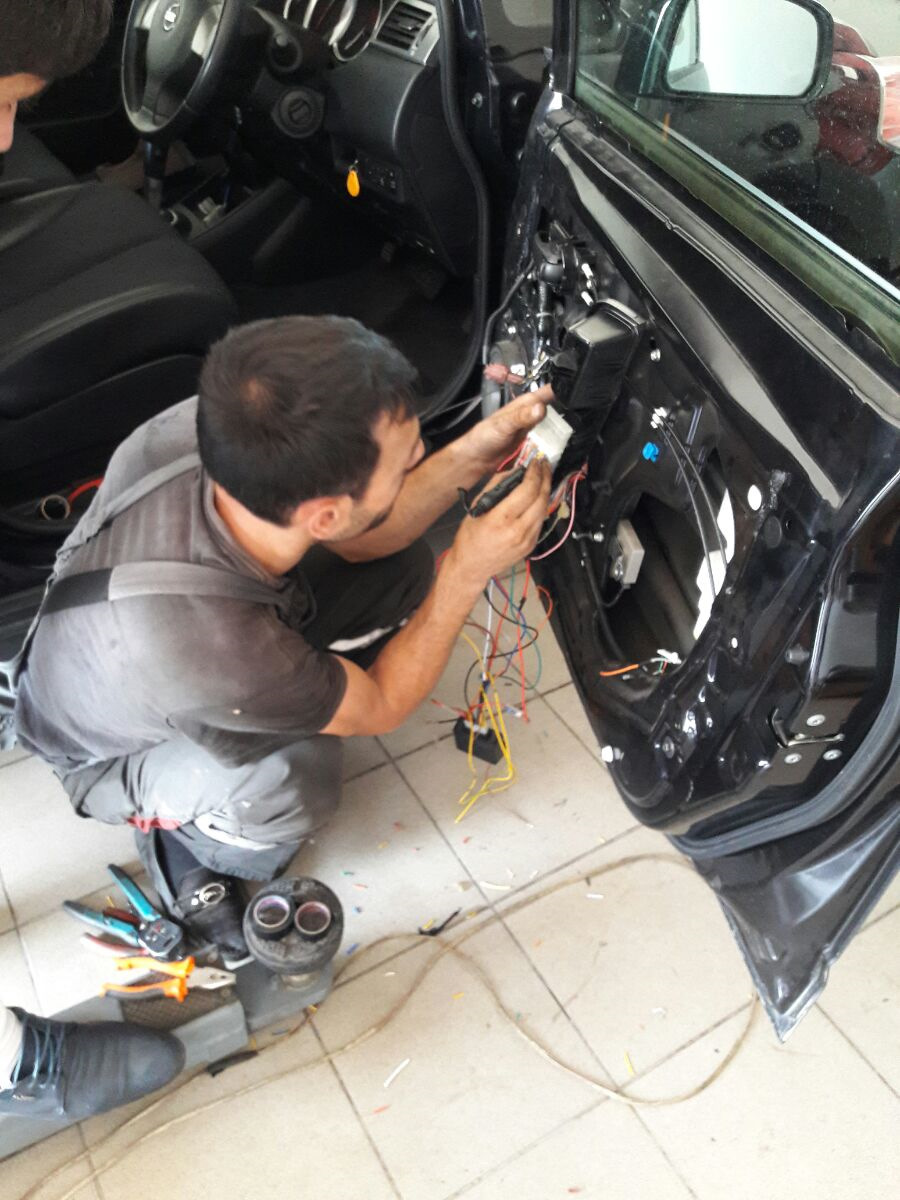 Автоматический доводчик стекол — Nissan Tiida (1G), 1,5 л, 2009 года ...