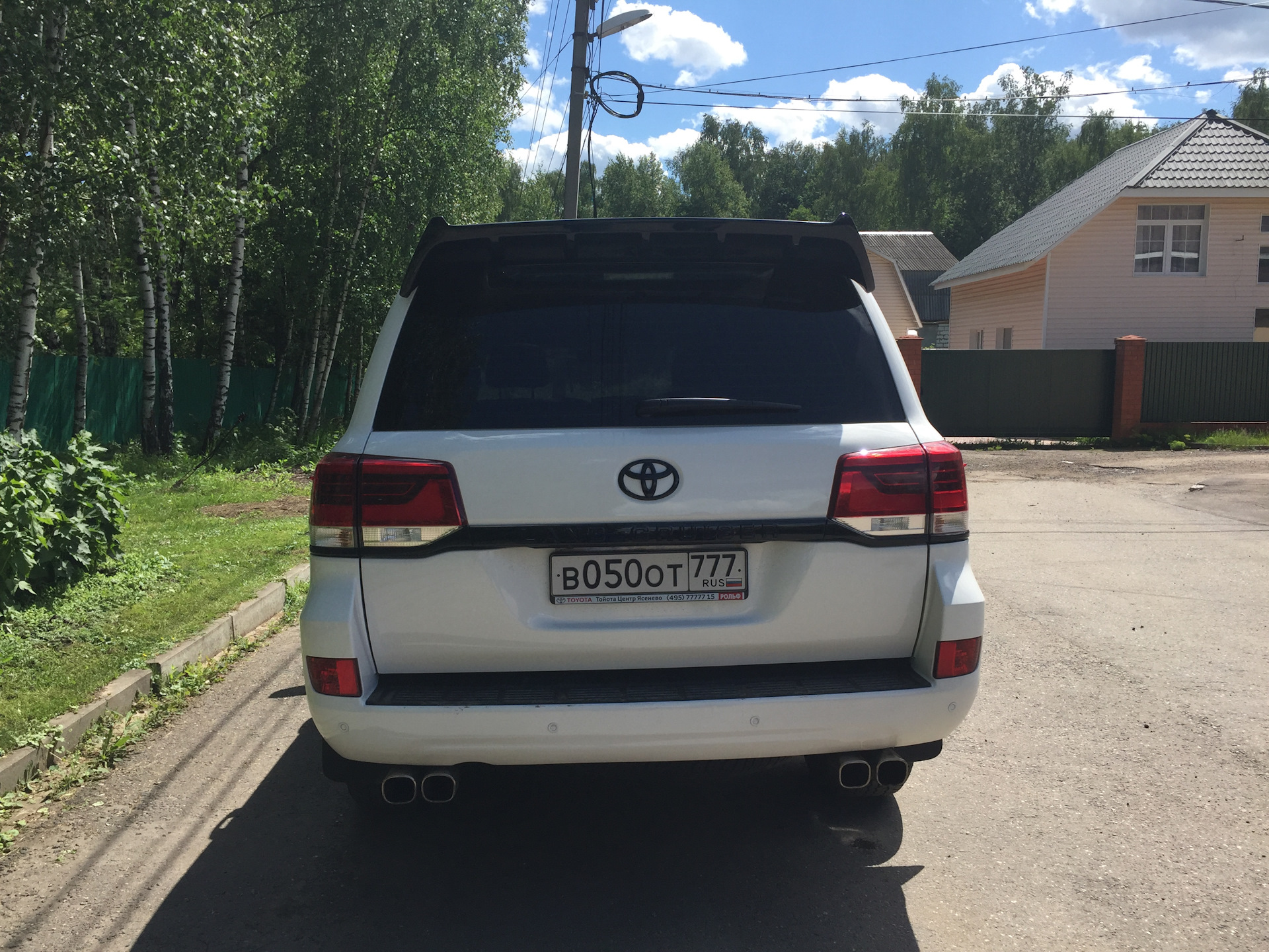 Spoiler, well done. Carbon soon… — Toyota Land Cruiser 200, 4,5 л, 2015 года | тюнинг | DRIVE2