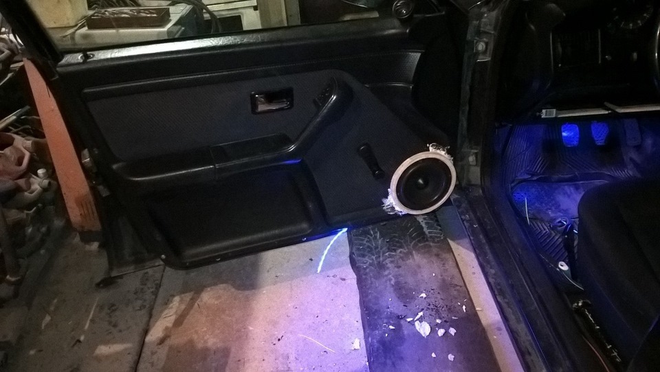 и вот до фронта добрался — Audi 80 B4 1 6 л 1994 года автозвук