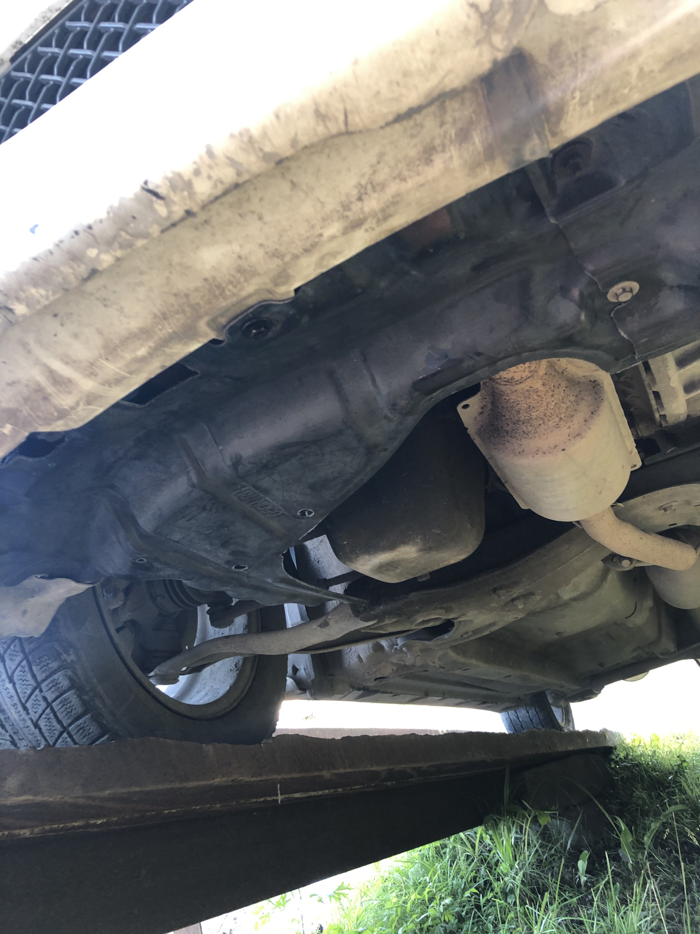 Замена подкрылков и защиты двигателя. — Toyota Vitz (10), 1 л, 2000 ...