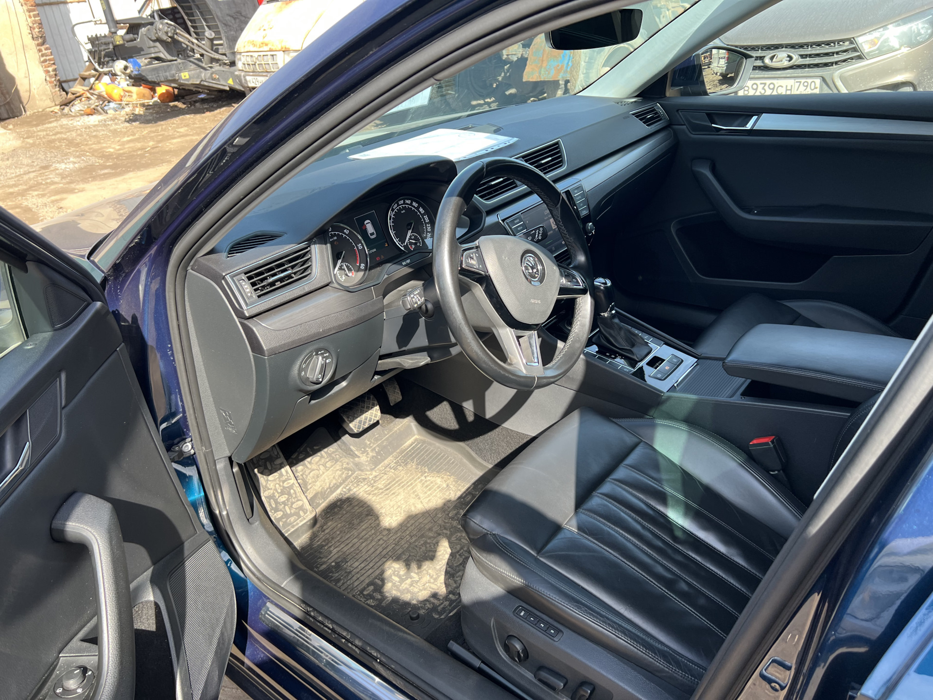 А из чего у нас сиденья? — Skoda Superb Mk3, 1,6 л, 2017 года | просто ...