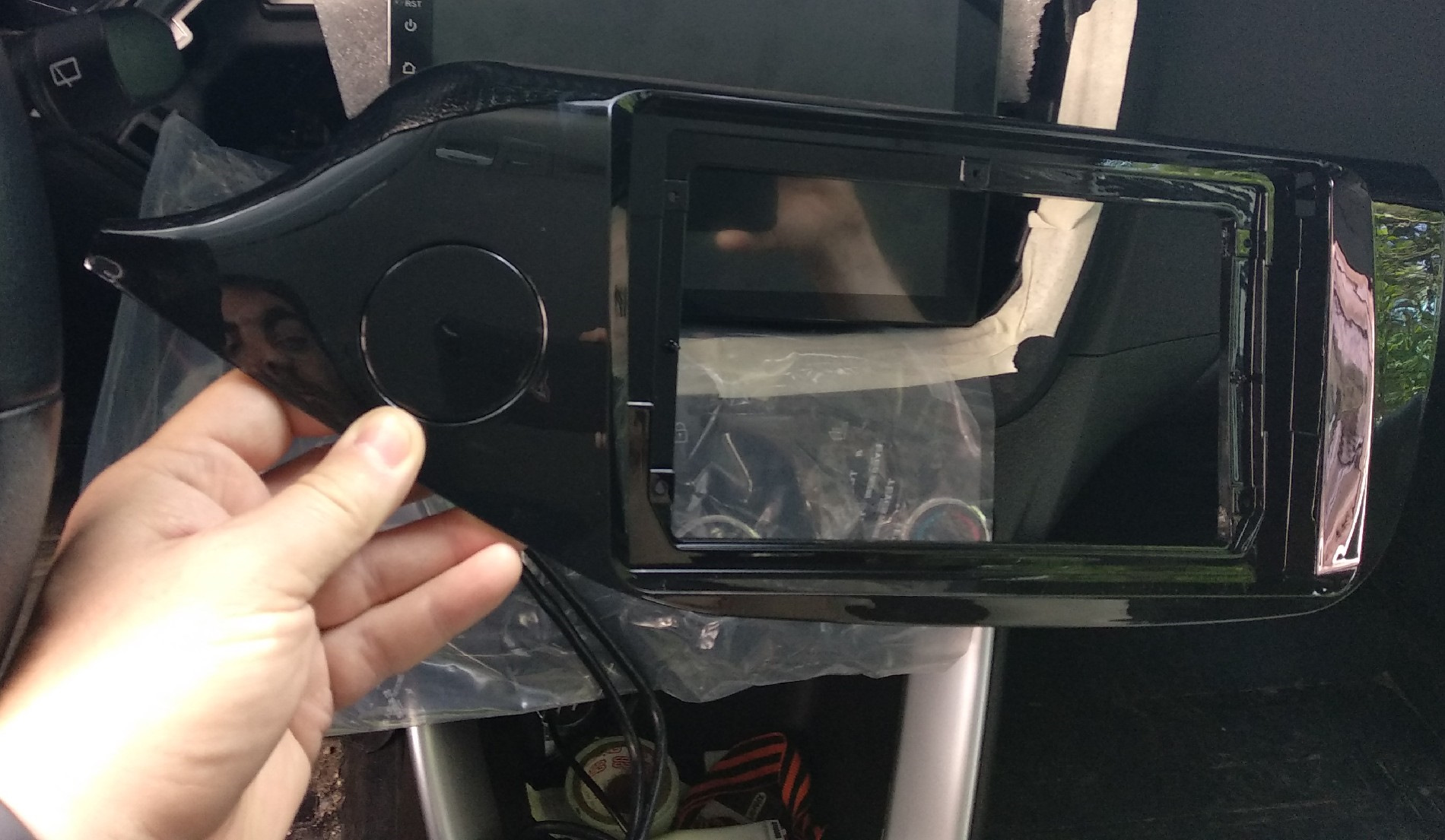 Амортизаторы двери багажника, замена заглушек под ними. — Volkswagen ...