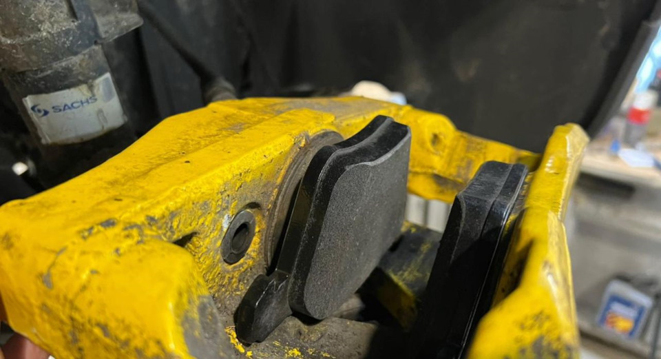 461 000 Колодки, опора АКПП, правая опора ДВС, опора пружин пер. прав ...