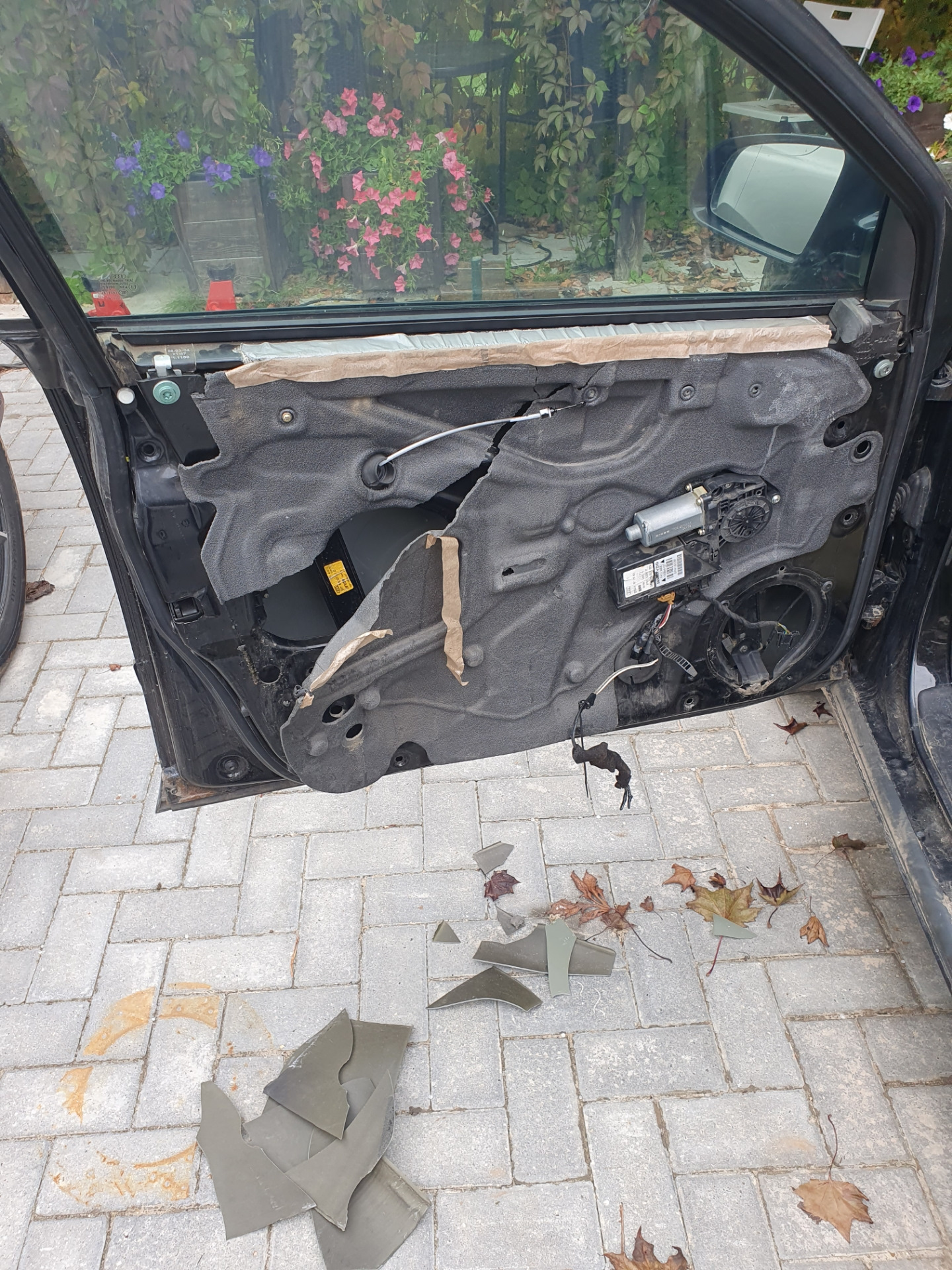 Похоже из двери тоже течет в салон — Audi A4 (B6), 1,8 л, 2004 года ...