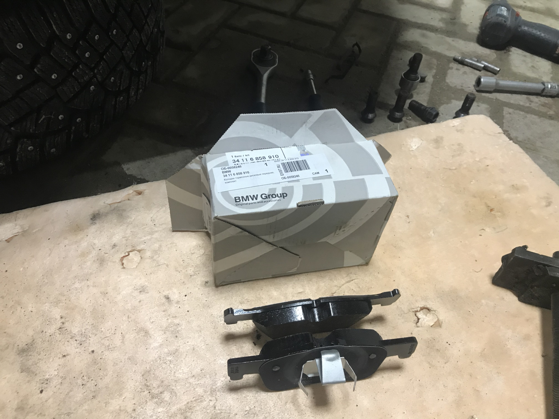 Замена передних тормозных колодок — BMW 1 series (F20), 1,5 л, 2017 ...