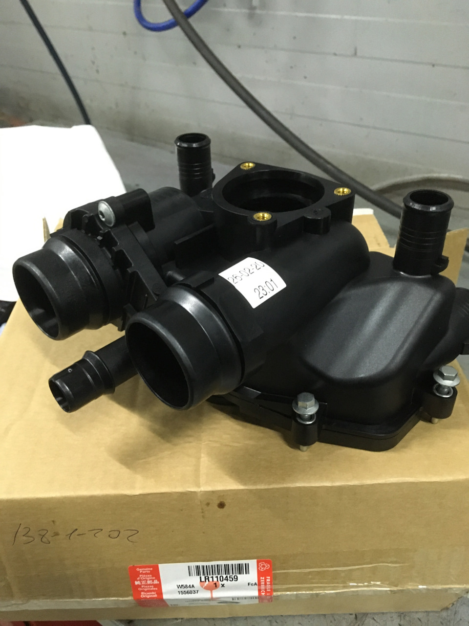 LR110459 Соединение выпуска воды Jaguar Land Rover | Запчасти на DRIVE2