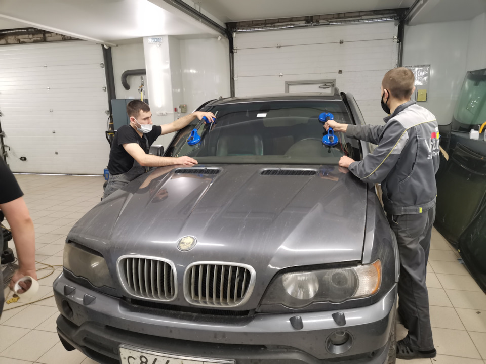Замена лобового стекла оригинал е53. — BMW X5 (E53), 4,4 л, 2000 года ...