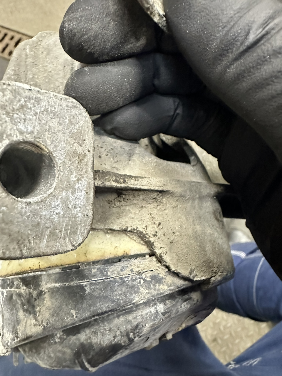 AUDI Q5 2009 3.0 TDI CCWA Замена правой опоры двигателя — Audi Q5 (1G ...