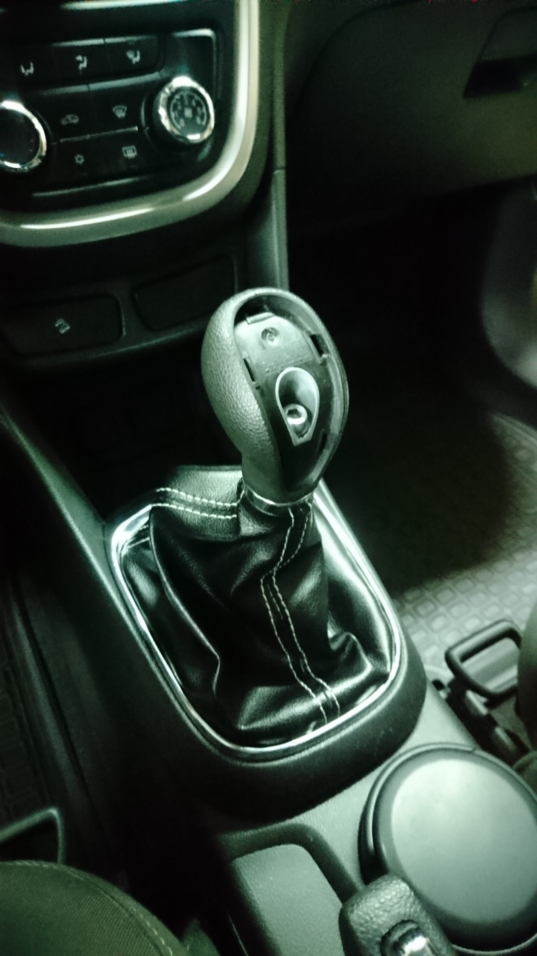 Ремонт чехла ручки МКПП — Opel Mokka (1G), 1,8 л, 2015 года | своими ...