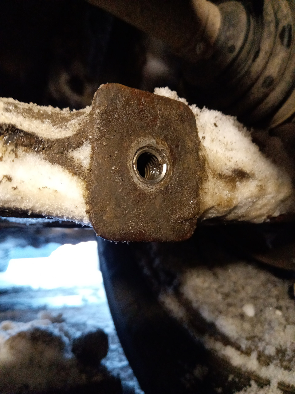 Ремонт резьбы на рычаге — Volkswagen Golf Mk4, 1,4 л, 1998 года ...