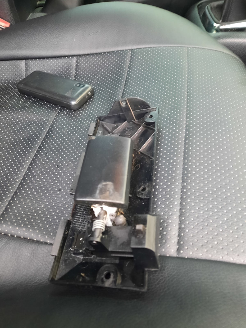 сломалась ручка бардачка — Ford Mondeo III, 2 л, 2007 года | поломка ...
