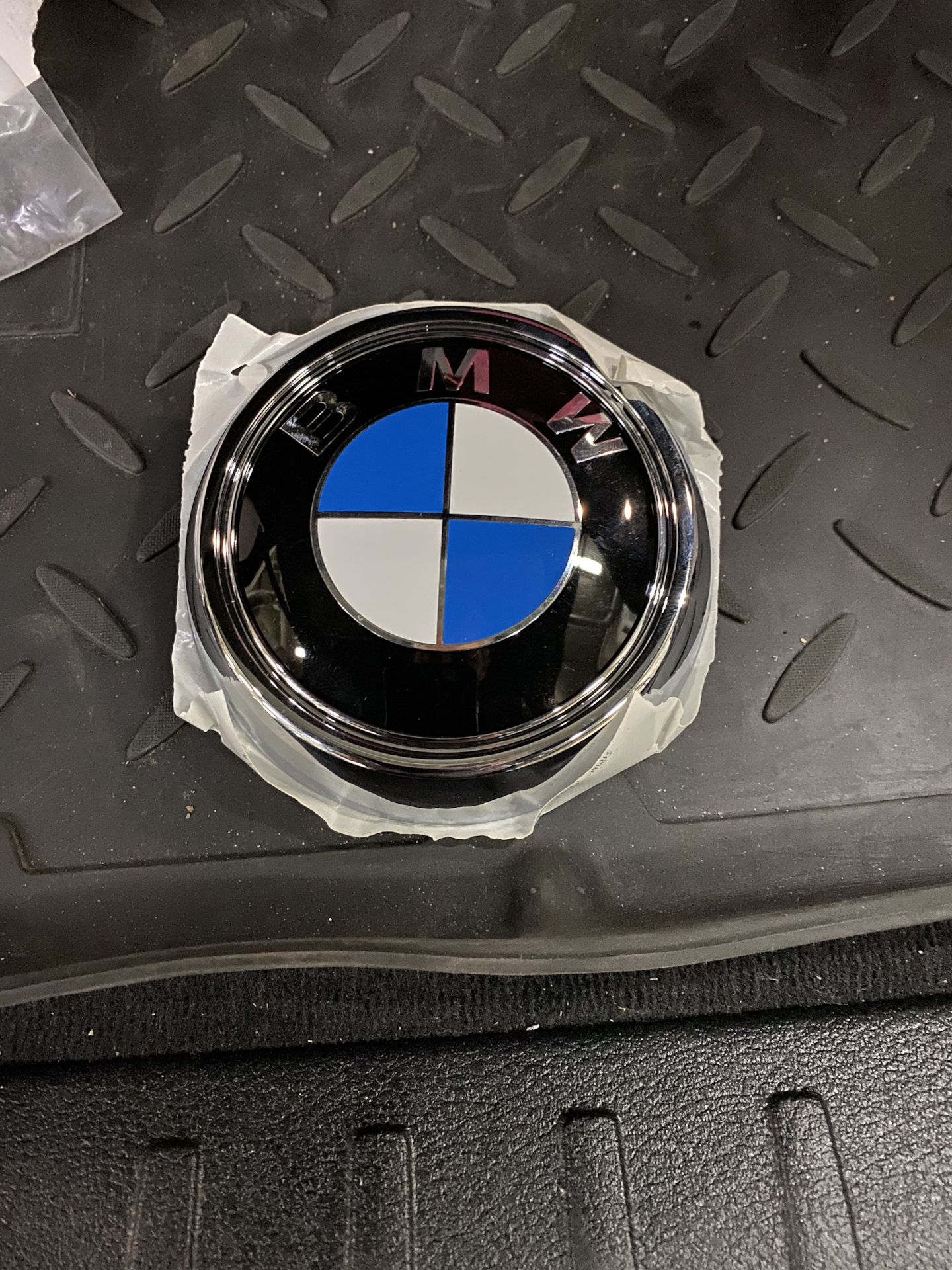 Замена эмблемы 5й двери — BMW X3 (F25), 2 л, 2015 года | своими руками ...