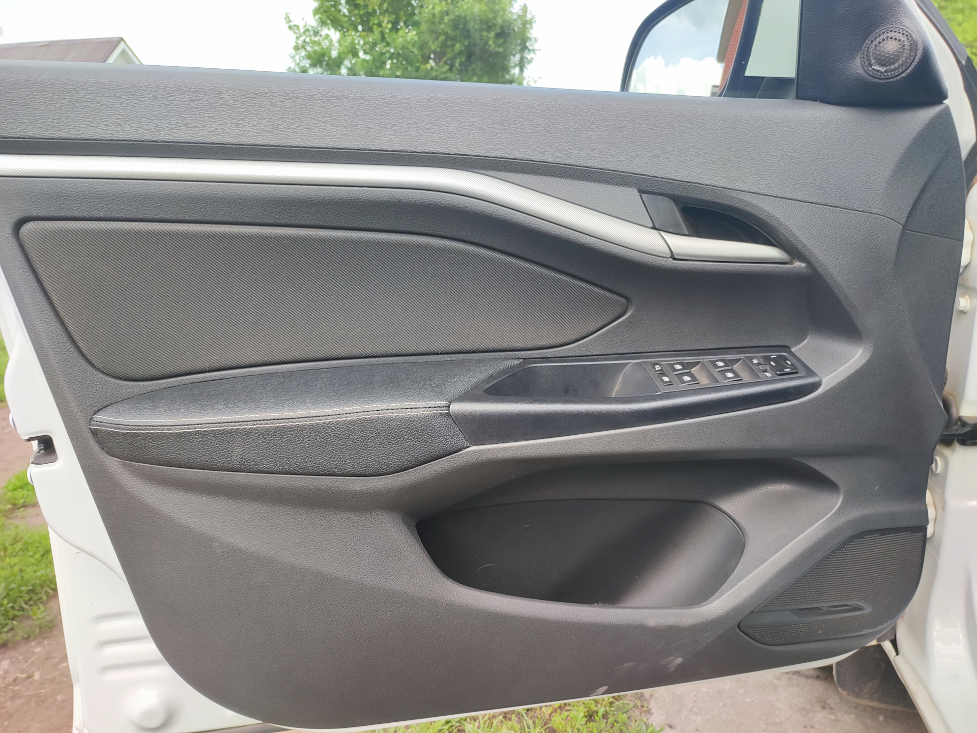 Подлокотники дверей и ручка ручника в коже. — Lada Vesta (1G), 1,6 л ...