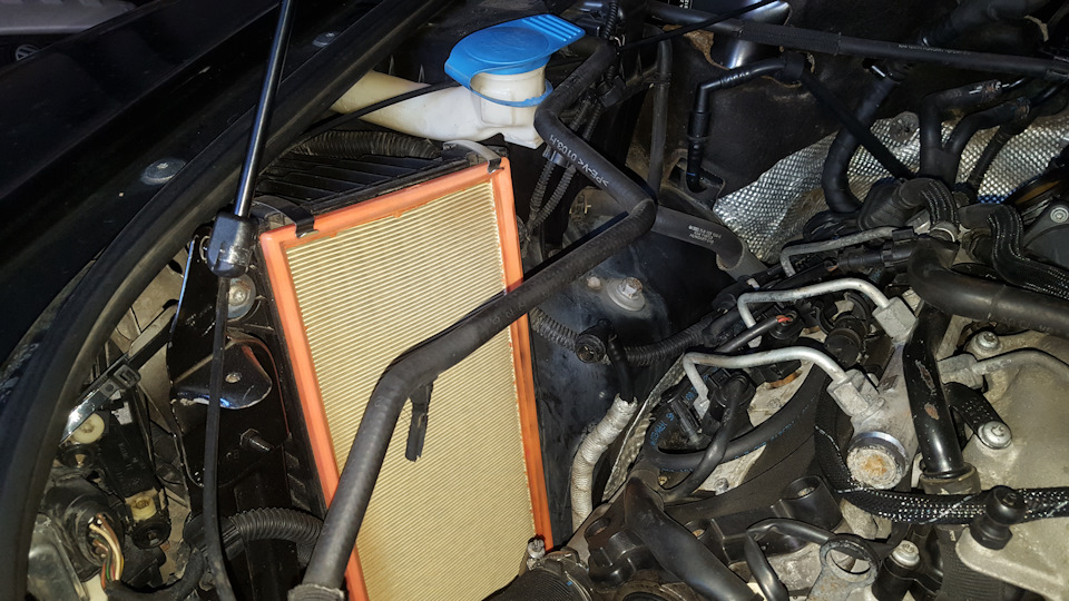 Замена шланга ВКГ и воздушного фильтра — Volkswagen Touareg (1G), 3 л ...