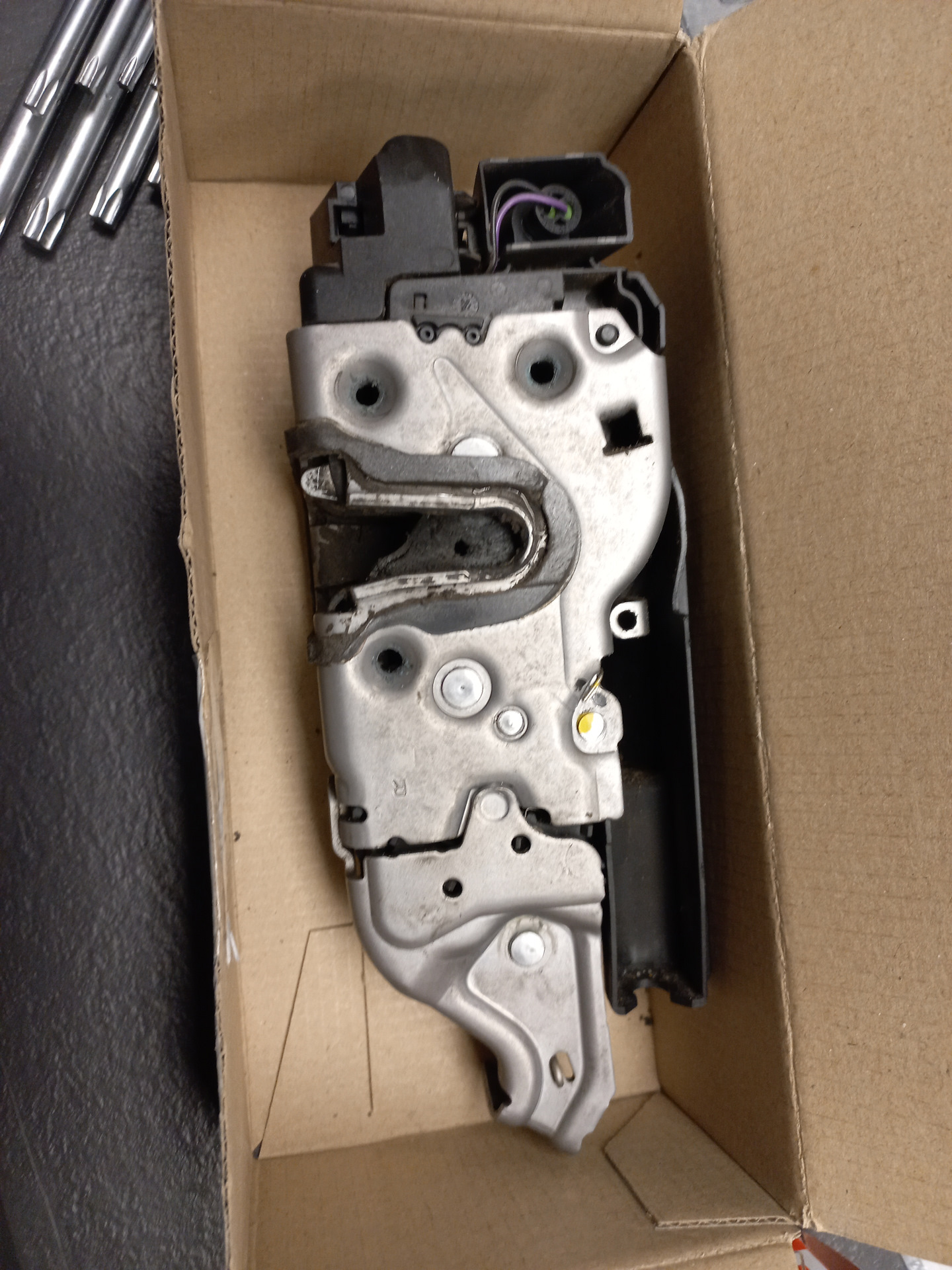 Замок сдвижной двери а4477301002 — Mercedes-Benz V-Class (W447), 2,1 л ...