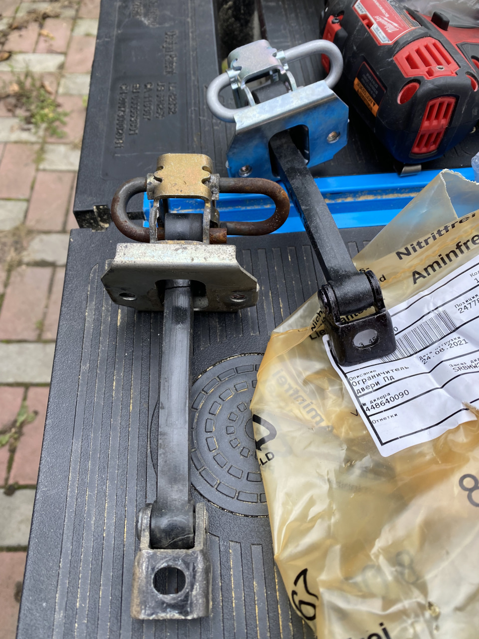 Ограничитель водительской двери 41513453230 — замена — BMW X3 (E83), 3 ...