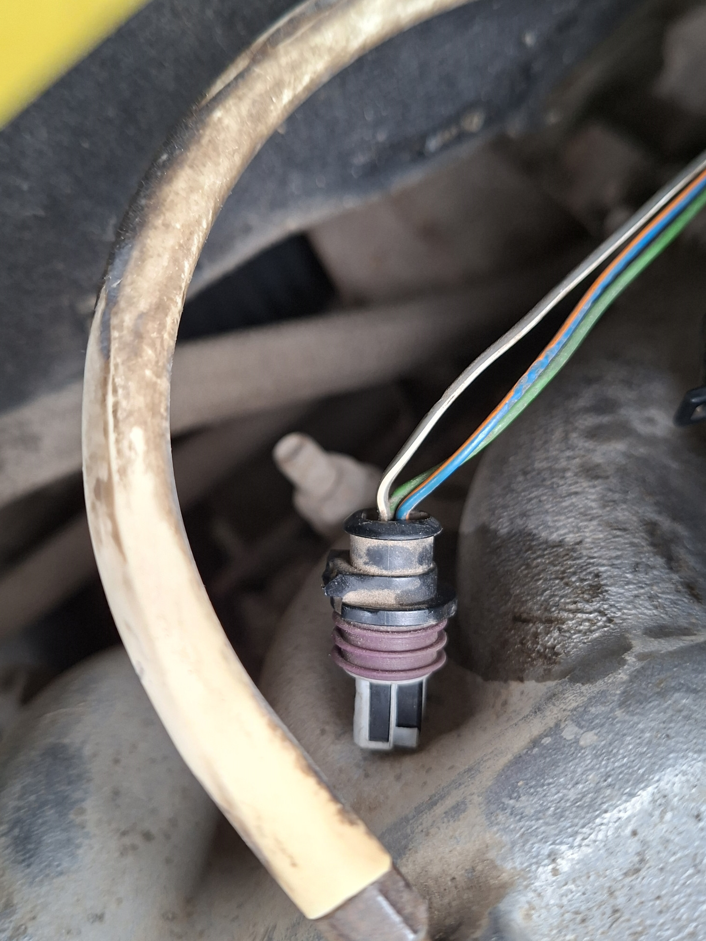 Замена датчика положения дросселя и разъёма датчика — Lada 2110, 1,5 л, 2002 года | своими ...