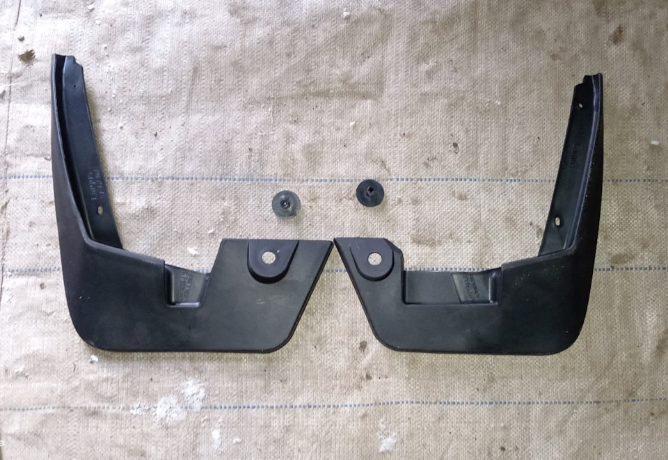 Передние брызговики и пластиковые пыльники. — Renault Logan (1G), 1,4 л ...