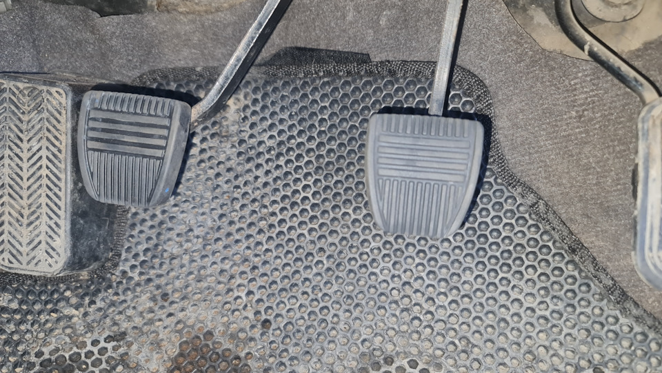 Сцепление, педаль — Toyota Carina (7G), 1,6 л, 1999 года | своими ...