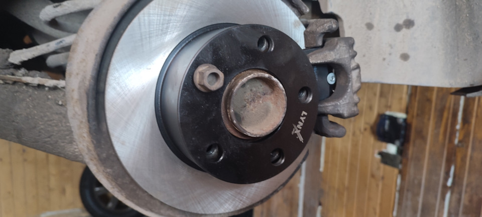 Замена тормозных дисков и колодок — Volkswagen Passat B5, 1,8 л, 2003 ...