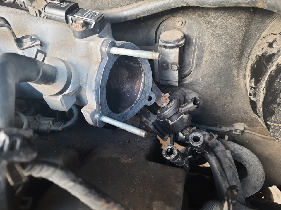 Замена клапана адсорбера и мойка дросселя — KIA Carnival (2G), 2,7 л ...