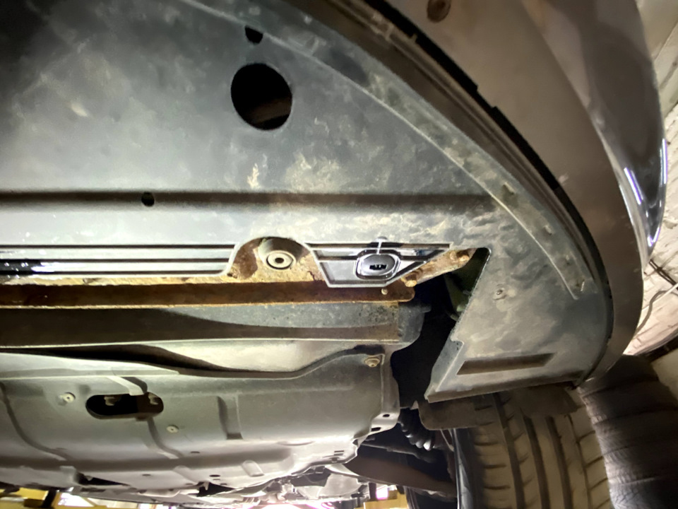 Крепеж пластиковой защиты (пыльника) радиатора — Volvo S80 (2G), 4,4 л ...