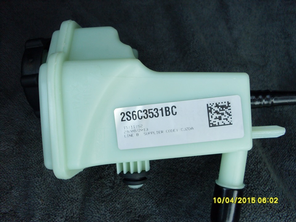 Муж заказал разшерительный бачок ГУР и сам его поменял! — Mazda 2 (2G ...