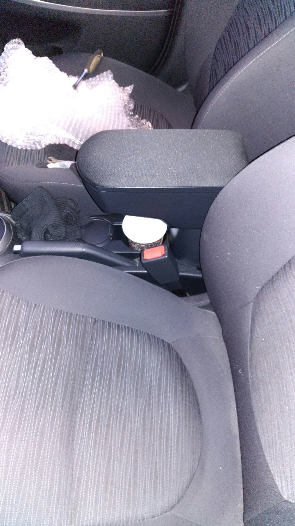 Поставил подлокотник — Hyundai Solaris, 1,6 л, 2015 года | аксессуары ...