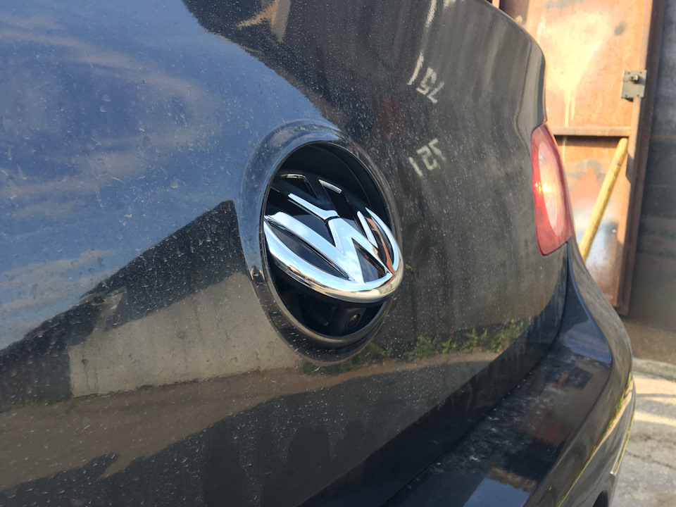 Установка камеры в значок — Volkswagen Passat B6, 2 л, 2007 года ...