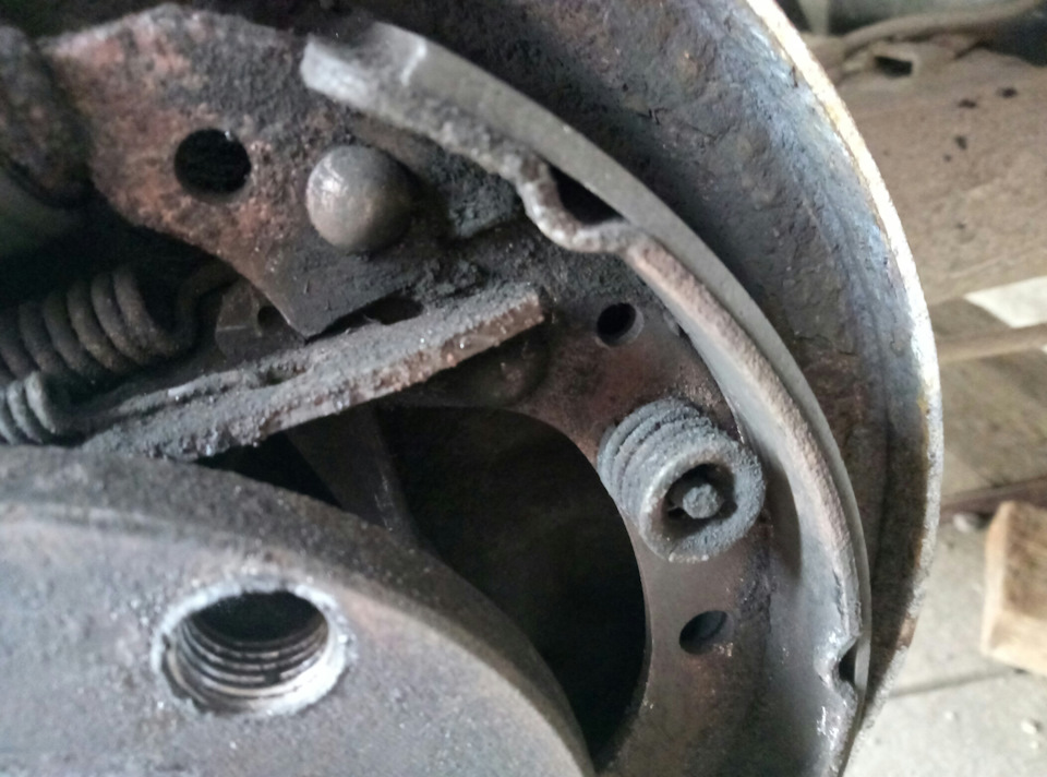 Замена задних тормозов — Skoda Fabia Combi Mk1, 1,2 л, 2007 года ...