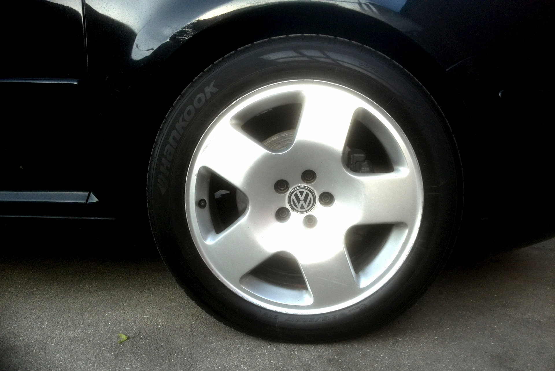 Центральные заглушки с шильдиком VW для Flat Fives R17 — Volkswagen ...