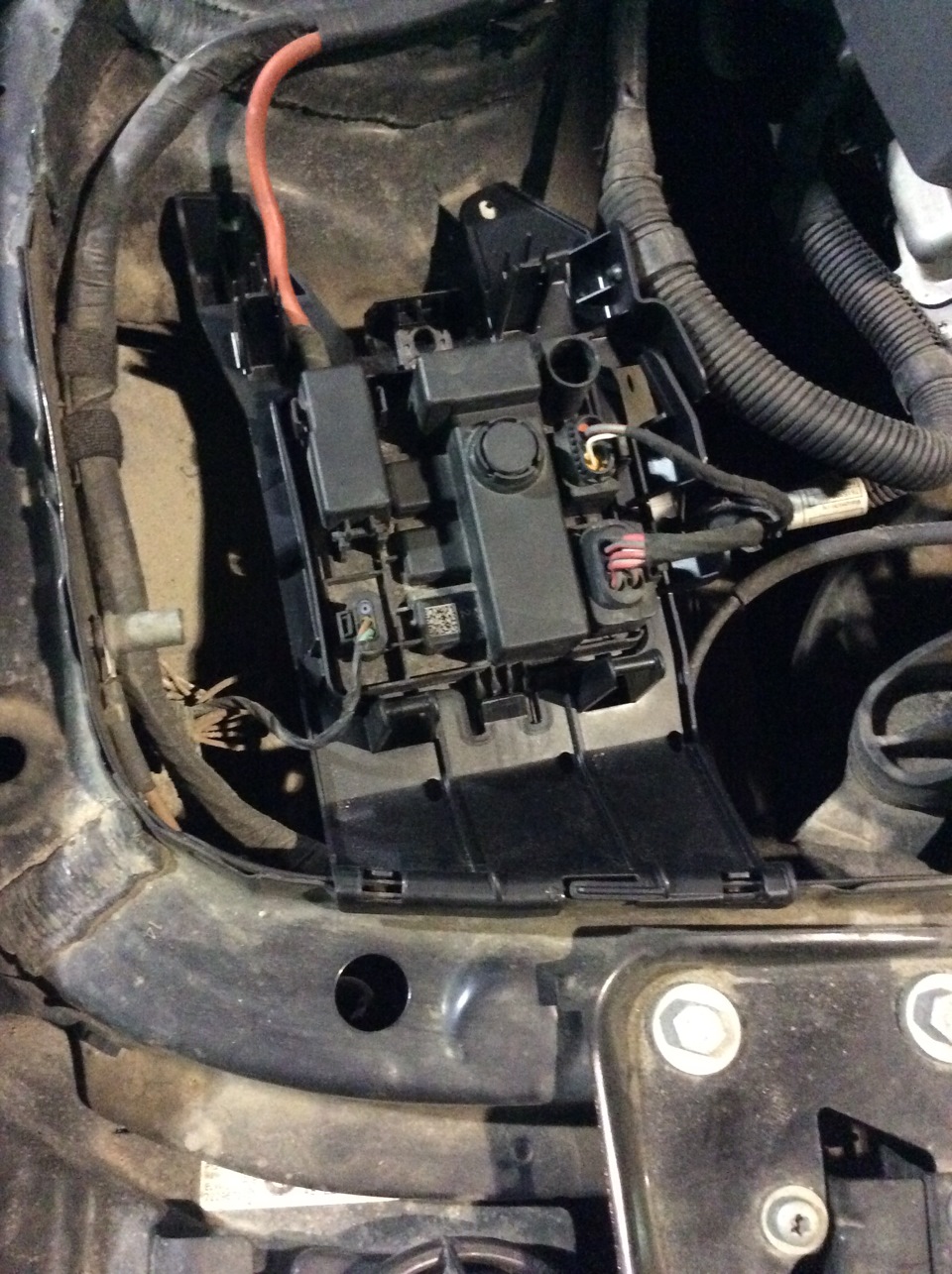 Недостающая крышка или порядок под капотом! — BMW 1 series (F20), 1,6 л ...