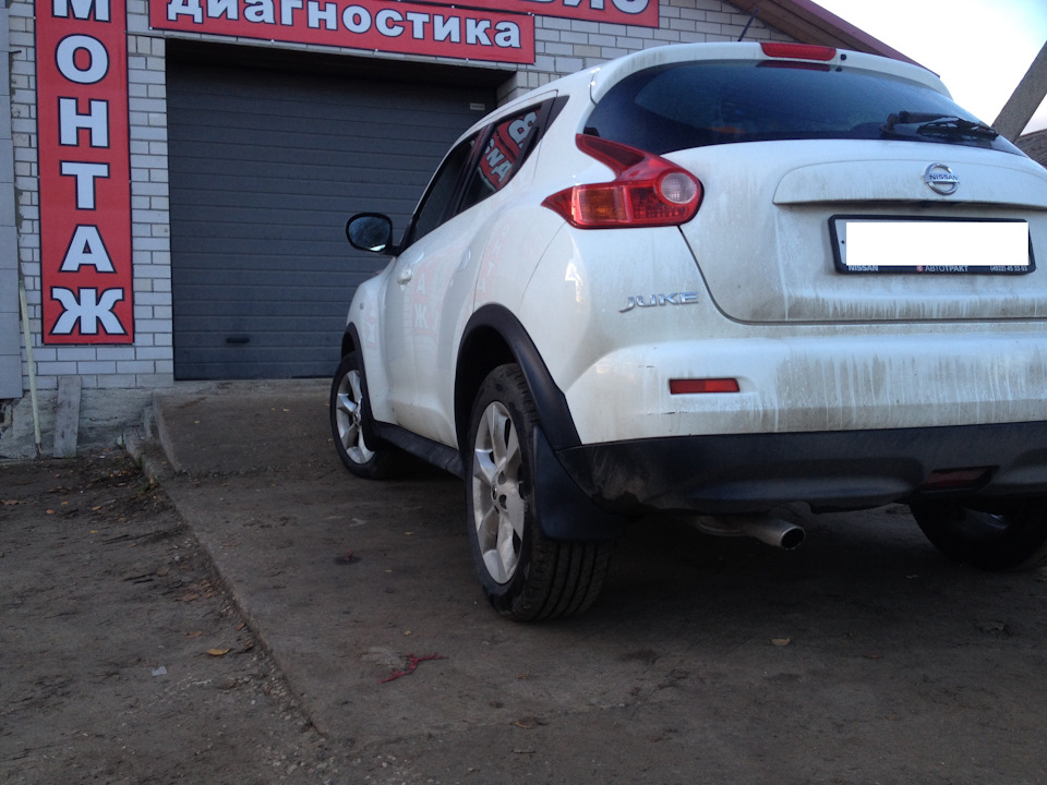 установка брызговиков — Nissan Juke (1G), 1,6 л, 2012 года | стайлинг ...