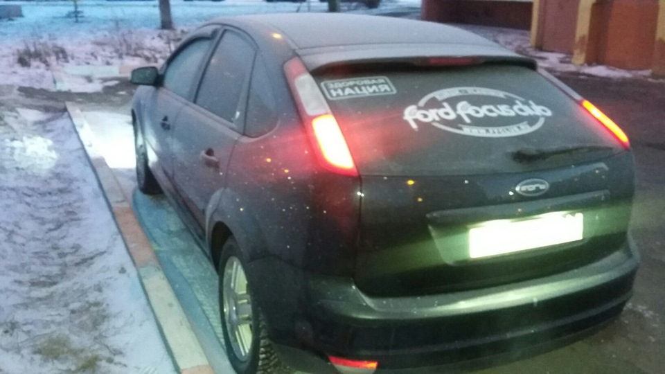 Замена амортизаторов крышки багажника — Ford Focus Hatchback II, 1,8 л ...