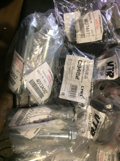 4013A082 БОЛТ НИЖНЕГО РЫЧАГА ПЕРЕДНЕЙ ПОДВЕСКИ V78W V98W Mitsubishi ...