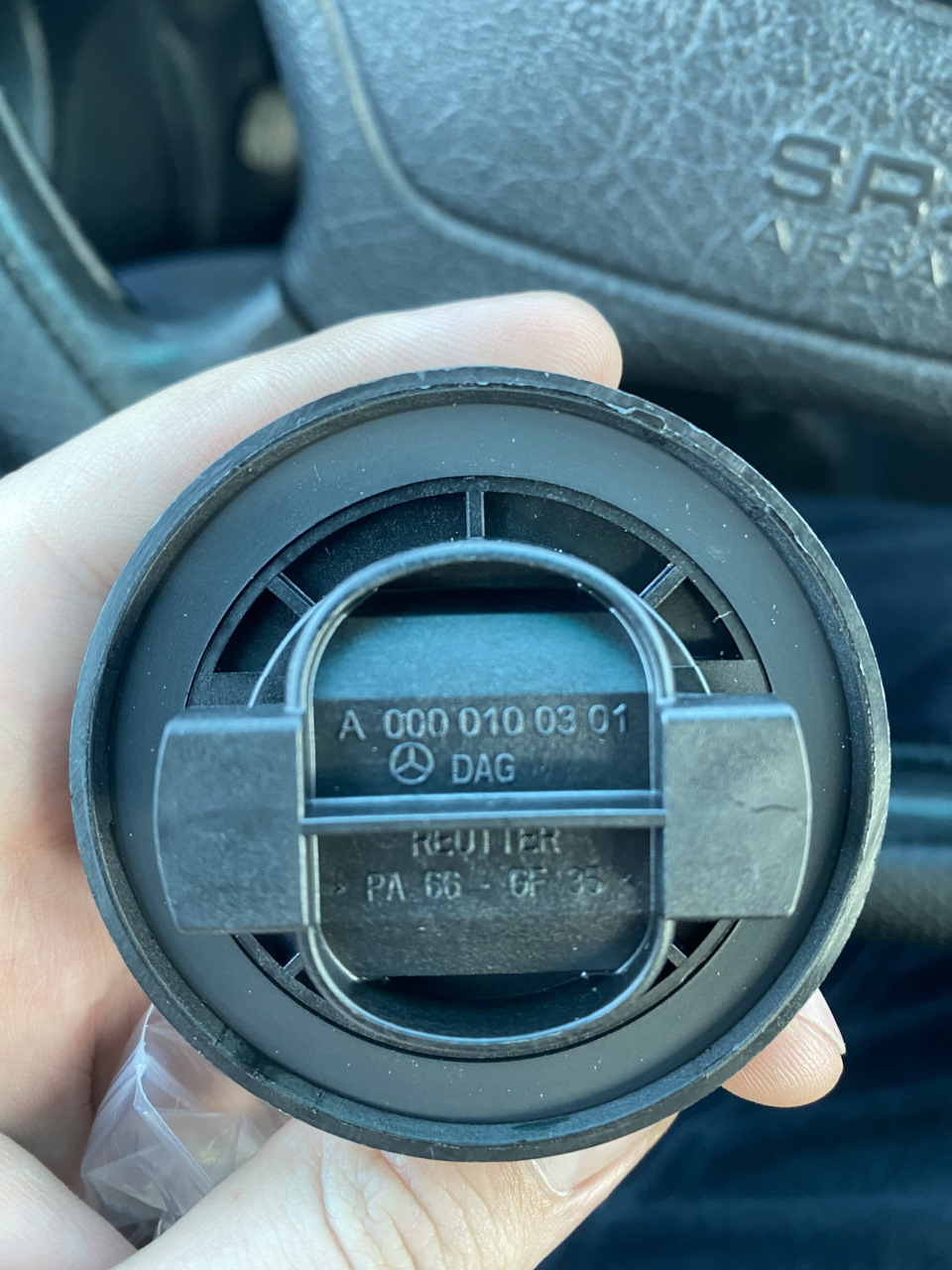 A0000100301 Крышка маслозаливной горловины Mercedes | Запчасти на DRIVE2