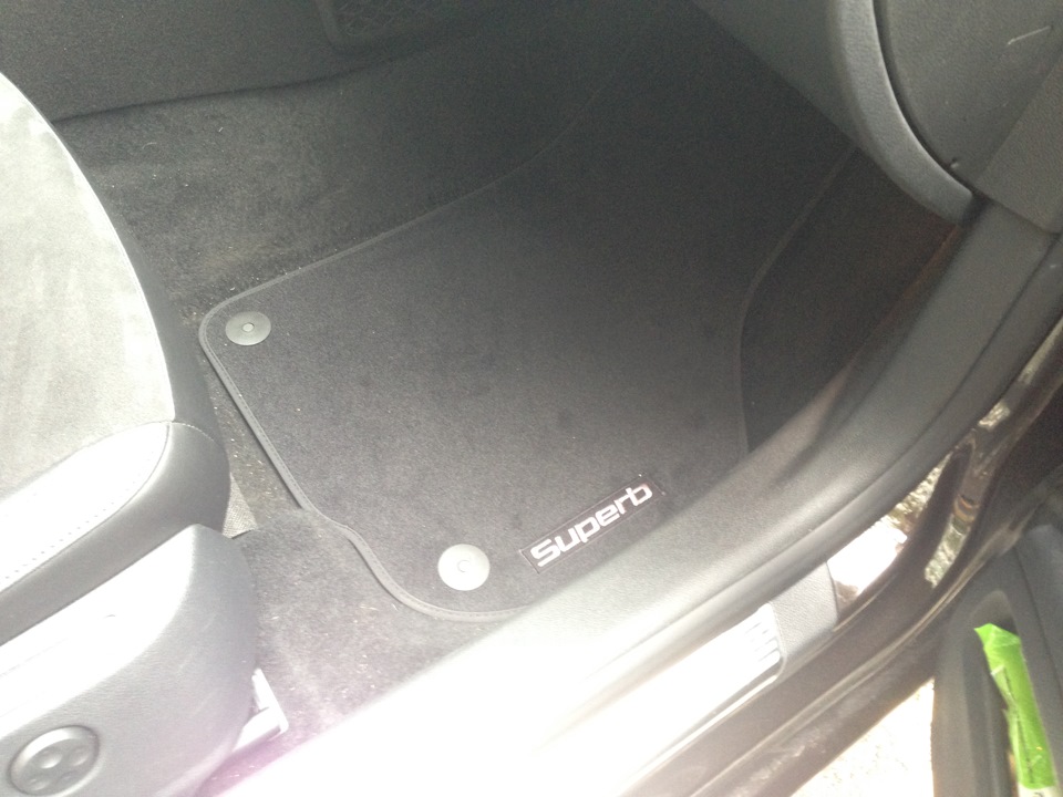 Ковры ворсовые в салон. Оригинал. — Skoda Superb Mk2, 2 л, 2012 года ...