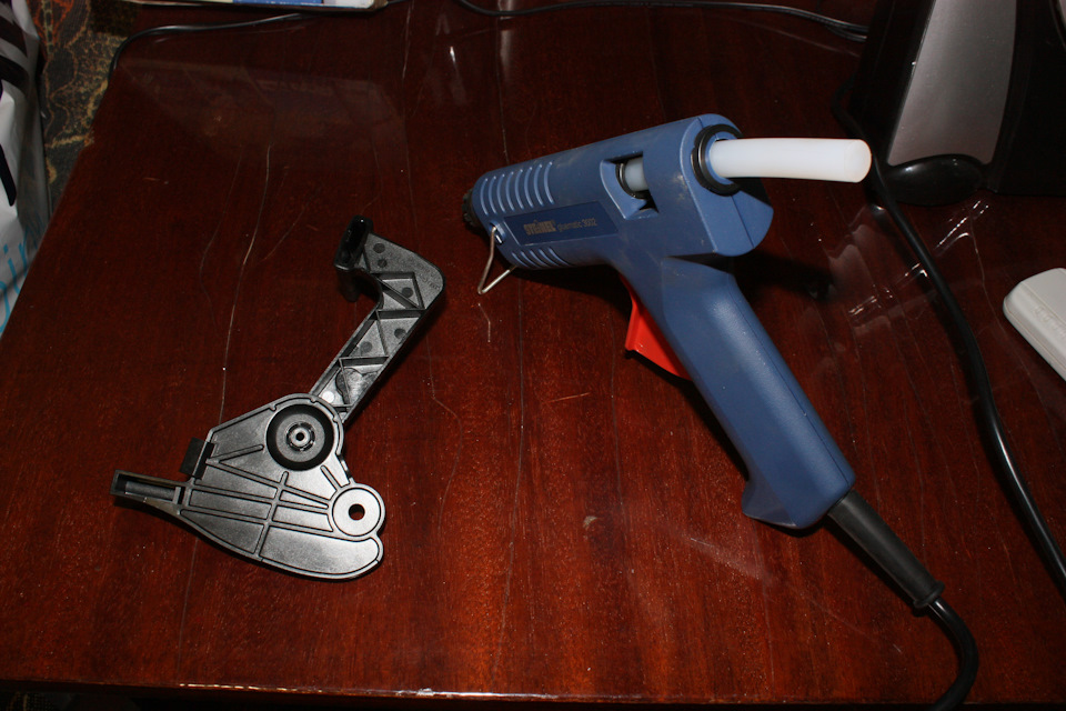 Трос капота и ручка — замена — Audi A4 (B6), 1,8 л, 2003 года | своими ...