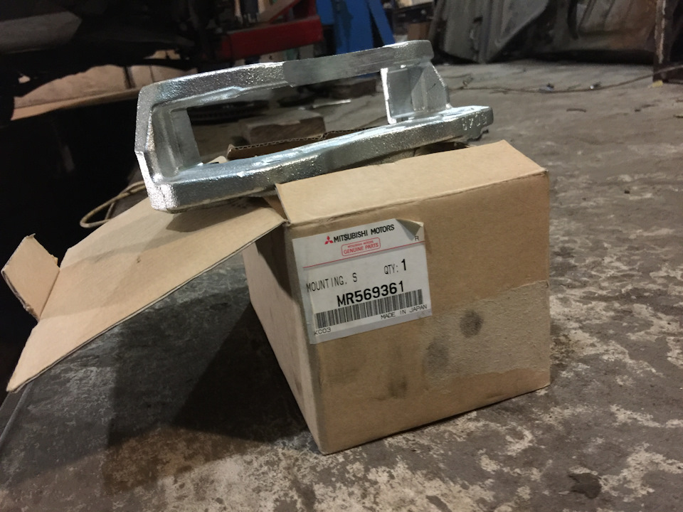MR569361 СКОБА СУППОРТА ПЕРЕДНЕГО ТОРМОЗА, ЛЕВ. Mitsubishi | Запчасти ...