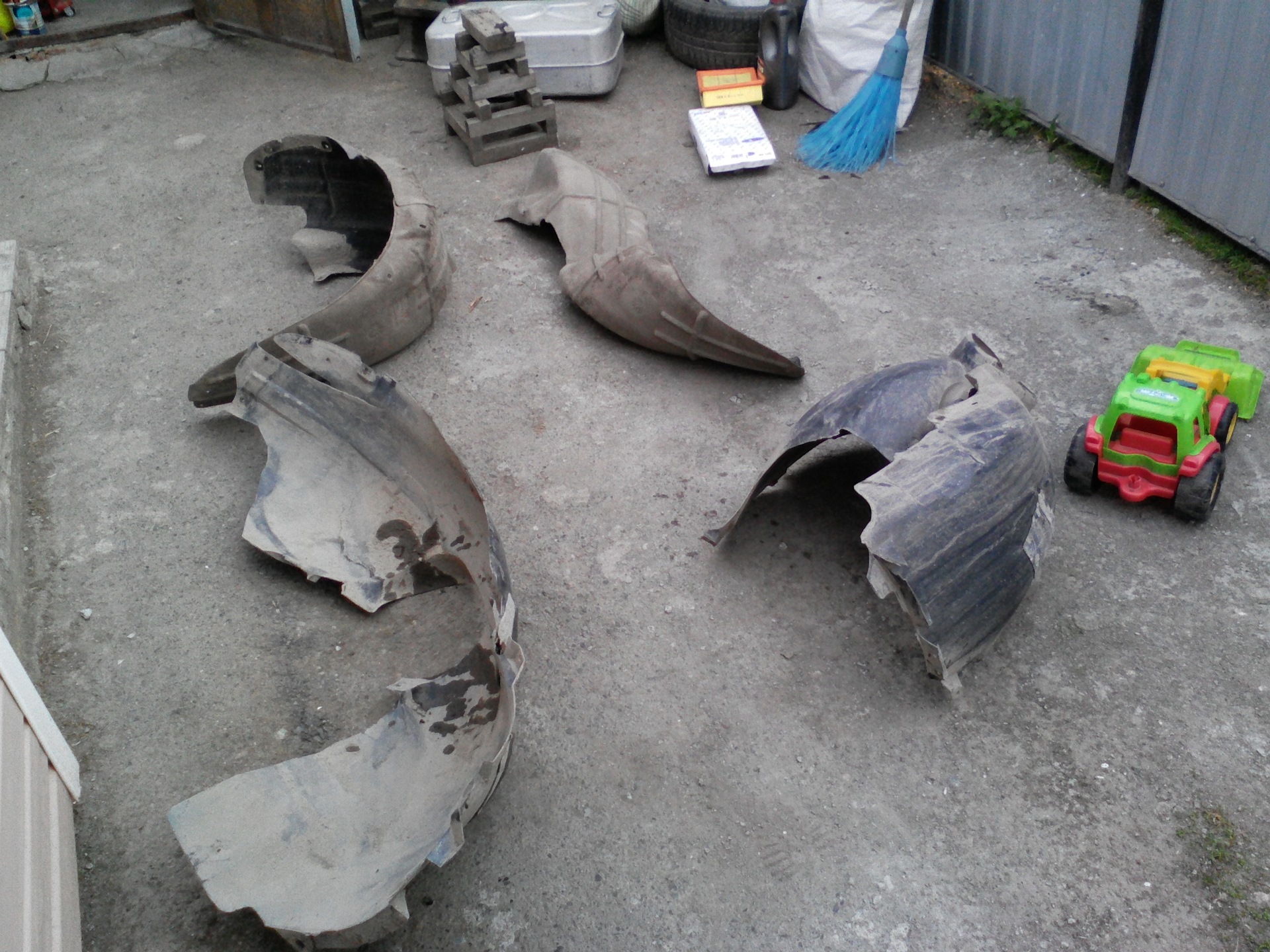 Замена подкрылков и дефлектора радиатора — Ford Focus Hatchback II, 1,8 ...