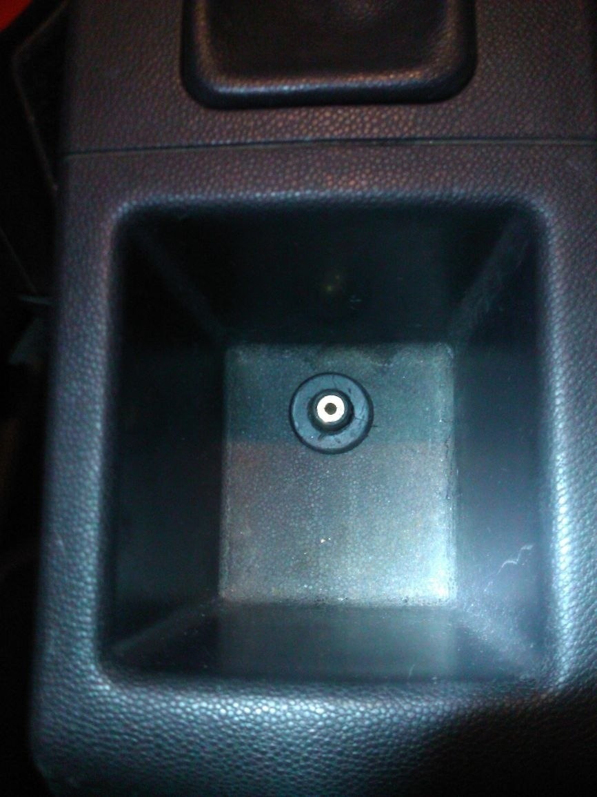 AUX в подстаканник — Opel Astra H GTC, 1,8 л, 2006 года | автозвук | DRIVE2