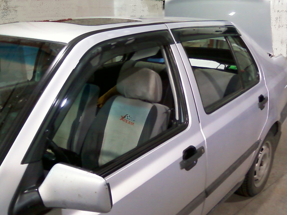Ветровики на двери. — Volkswagen Vento, 1,8 л, 1992 года | тюнинг | DRIVE2
