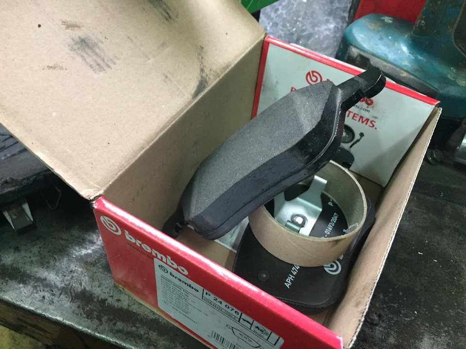 Замена колодок — Volvo S80 (2G), 2,5 л, 2011 года | расходники | DRIVE2