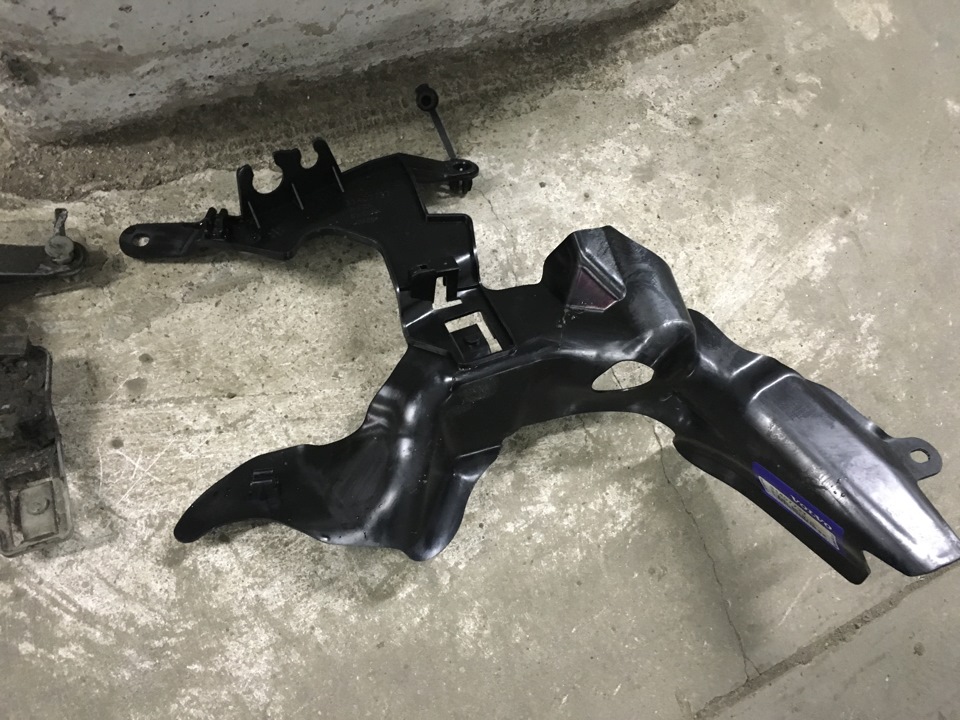 Установлен комплект пластиковых элементов защиты ремня генератора от ...