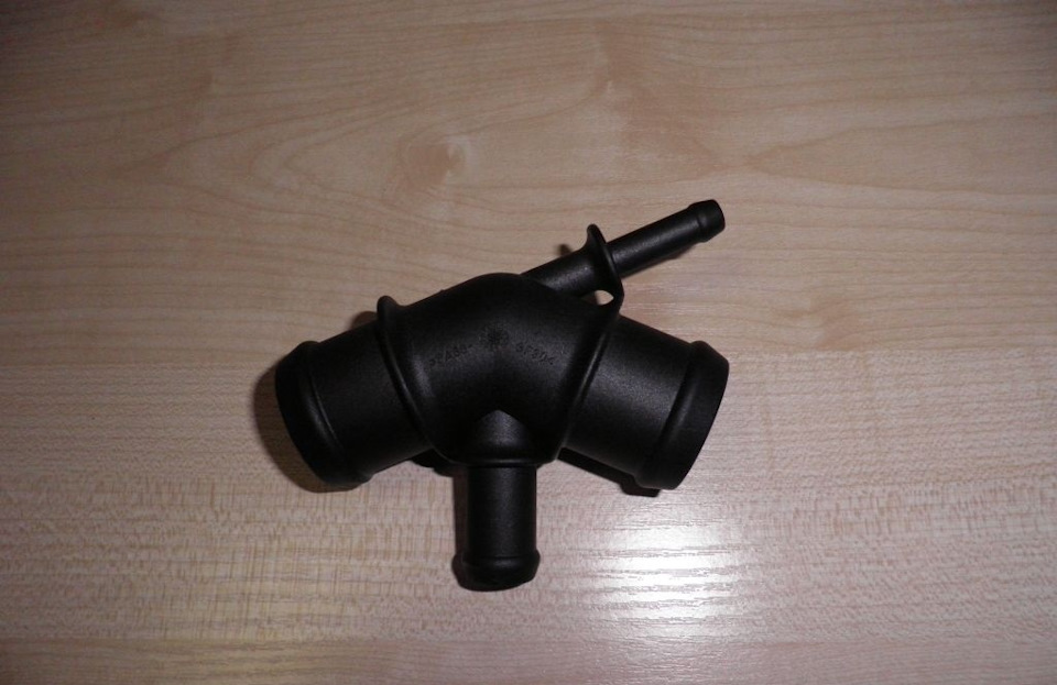 1J0121087C Фланец водяной / AUDI A-3, SEAT, SKODA, VW 1.6-2.8/1.9TDI 98 ...