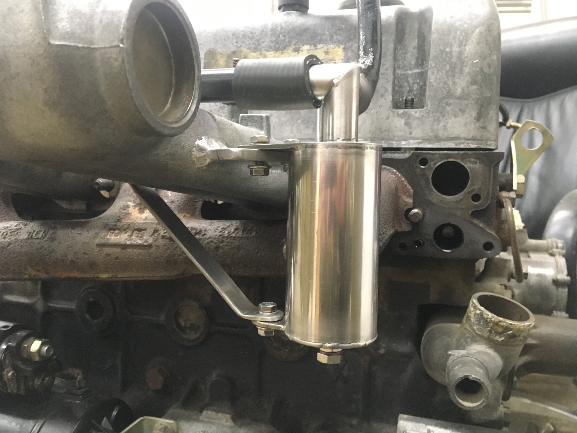 Маслоотделитель OM616 — Mercedes-Benz W123, 2,4 л, 1982 года | своими ...