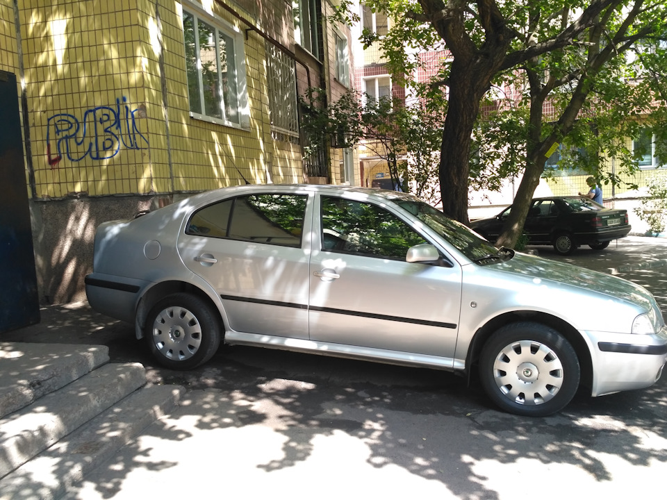 Никогда не нравились стойки в цвет кузова + прилепил ветровики — Skoda ...