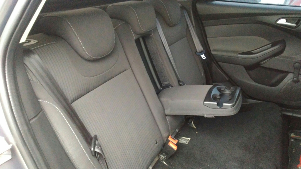 Сидения титаниум + руль кожа — Ford Focus Hatchback III, 1,6 л, 2011 ...