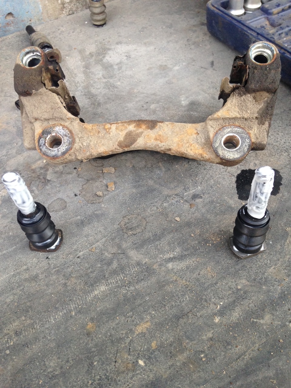 Брякание суппортов и ТО тормозов — Toyota Avensis II, 1,8 л, 2006 года ...