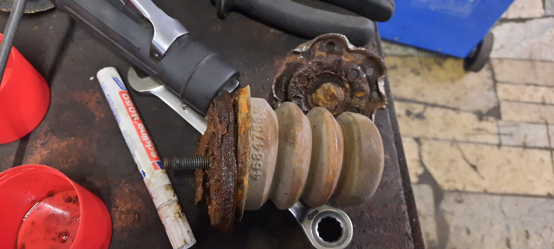 Отбойники рессор. — Chrysler Grand Voyager IV (North America), 3,3 л ...